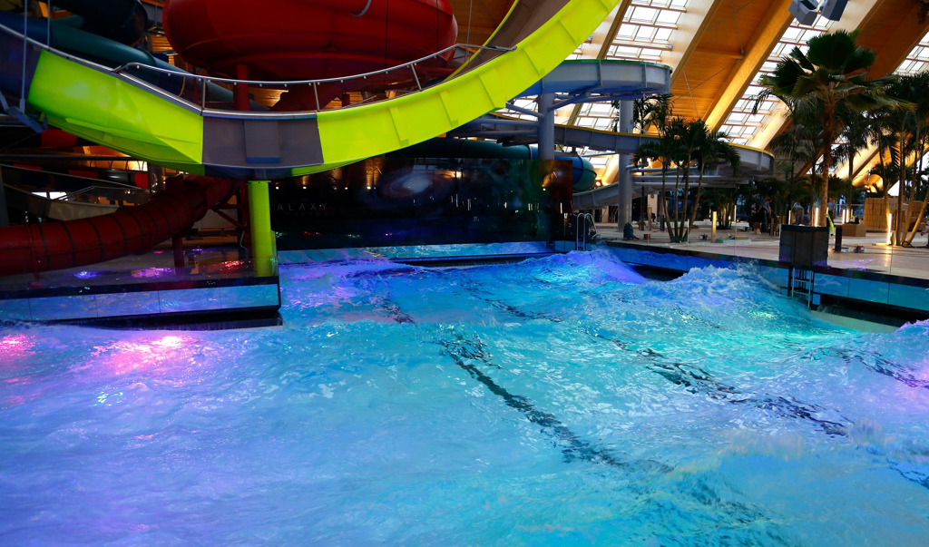 Piscina cu valuri | Therme București